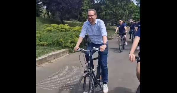 Dominic Fritz, pe bicicletă la plimbare prin parcurile Timișoarei unde ...